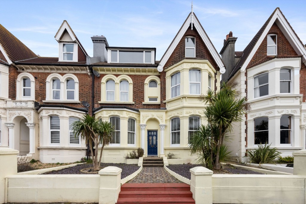 2 bed, Apartment in Hove, BN3 6HR - Price £350,000 - Ref:86f4147e-9e37 ...