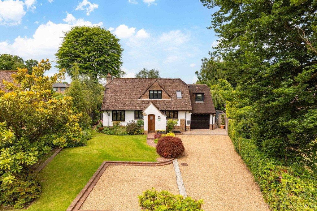 4 bed, House in Crawley, RH10 7EF - Price £975,000 - Ref:a0523e88-2aad ...
