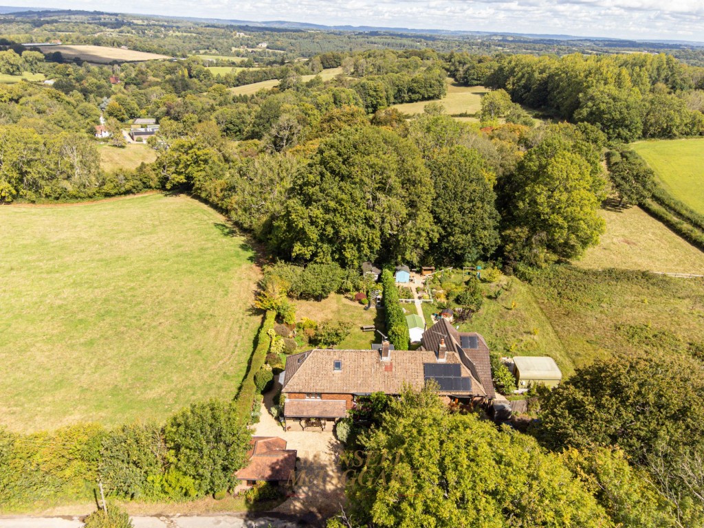 4 bed, House in East Grinstead, RH19 3SQ - Price £900,000 - Ref ...