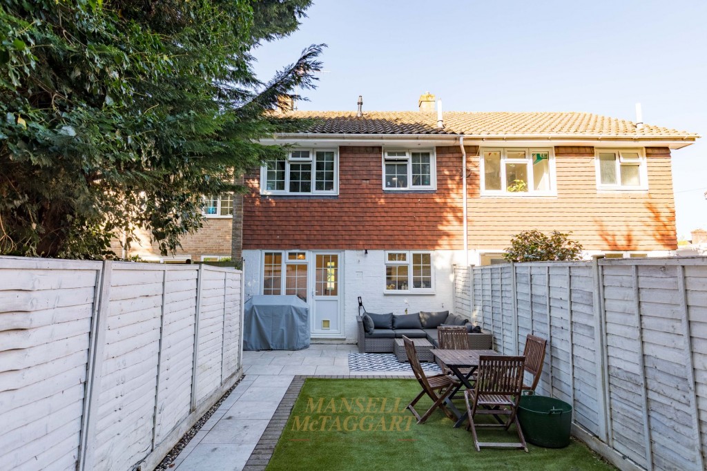 2 bed, House in Crawley, RH11 8AR - Price £320,000 - Ref:d7050ee6-afbe ...